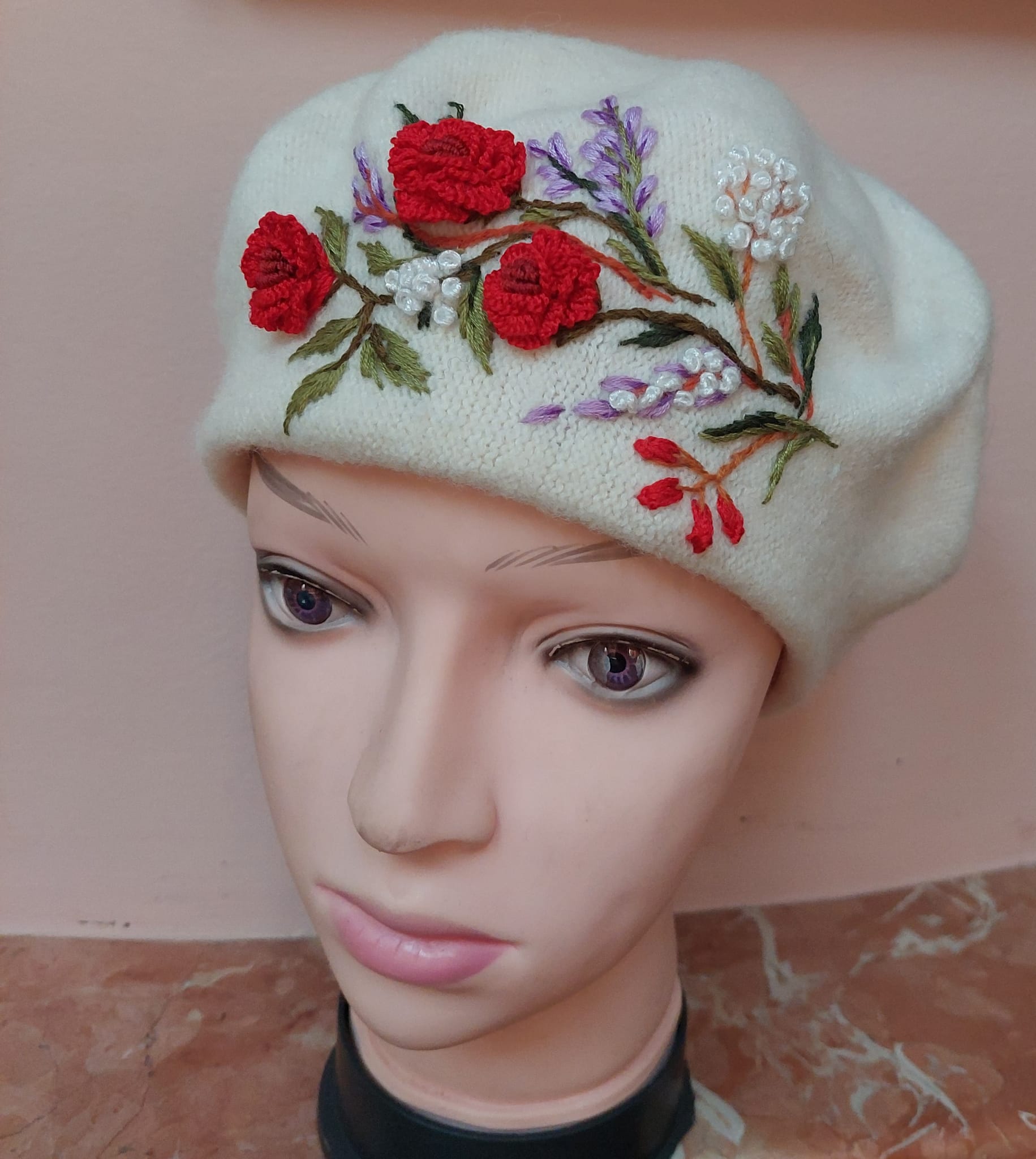 Bereta Alba cu Broderie Florala Rosie – Marta CrochetArt – Lux Crochet